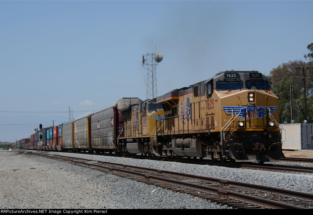 UP 7625 Climbing Beaumont Hill.